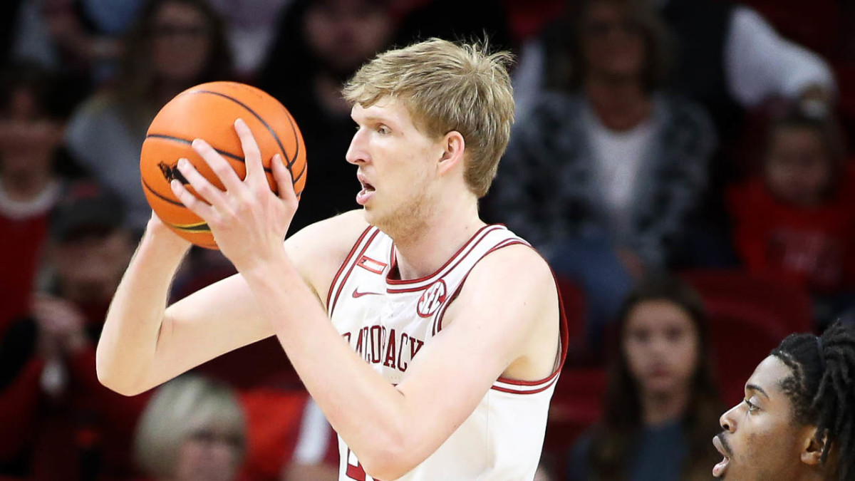 Vanover Gets First Start, Paces Hogs to Comfortable Win - Sports ...