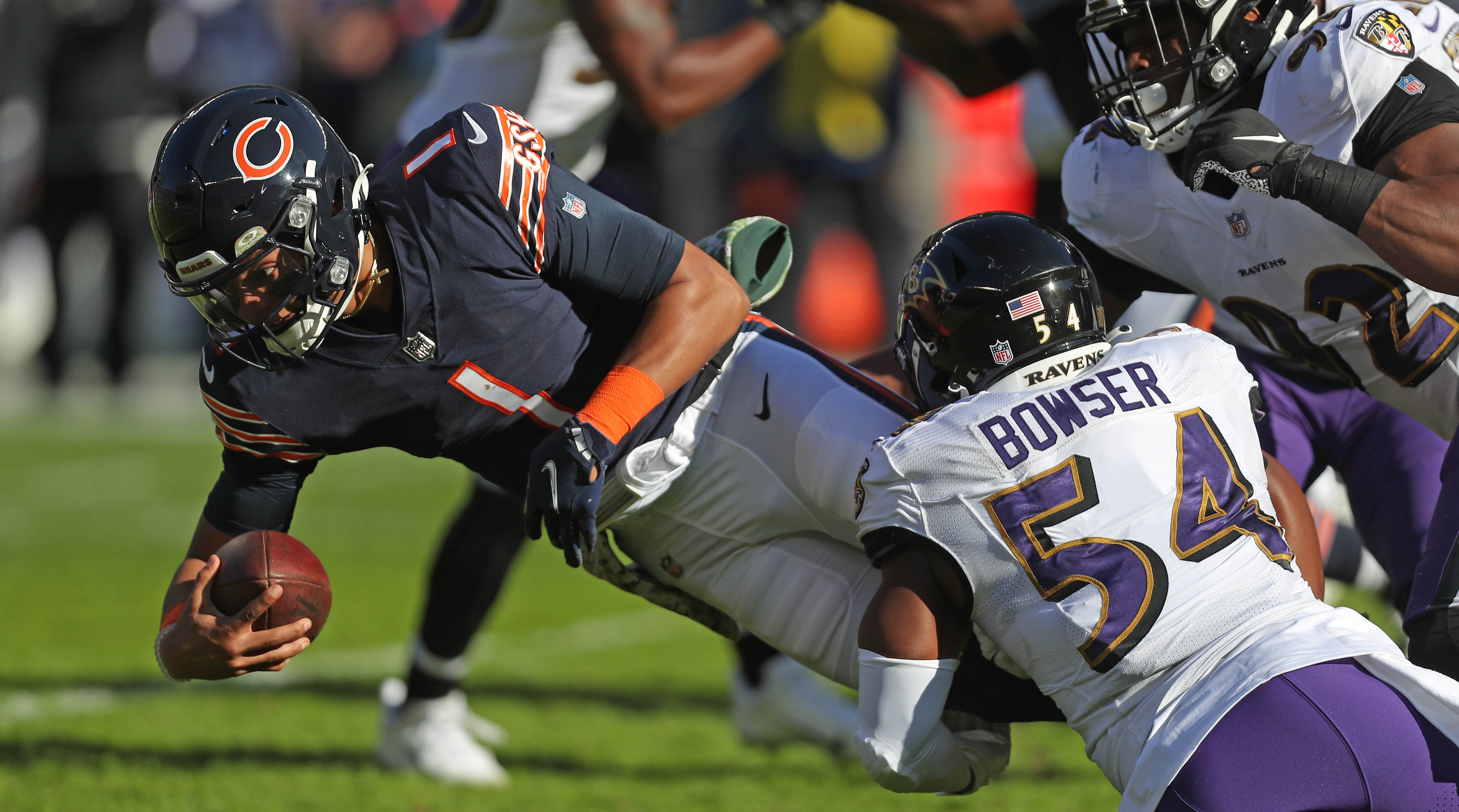 Justin Fields injury: Rookie leaves Bears game with rib issue - Sports ...