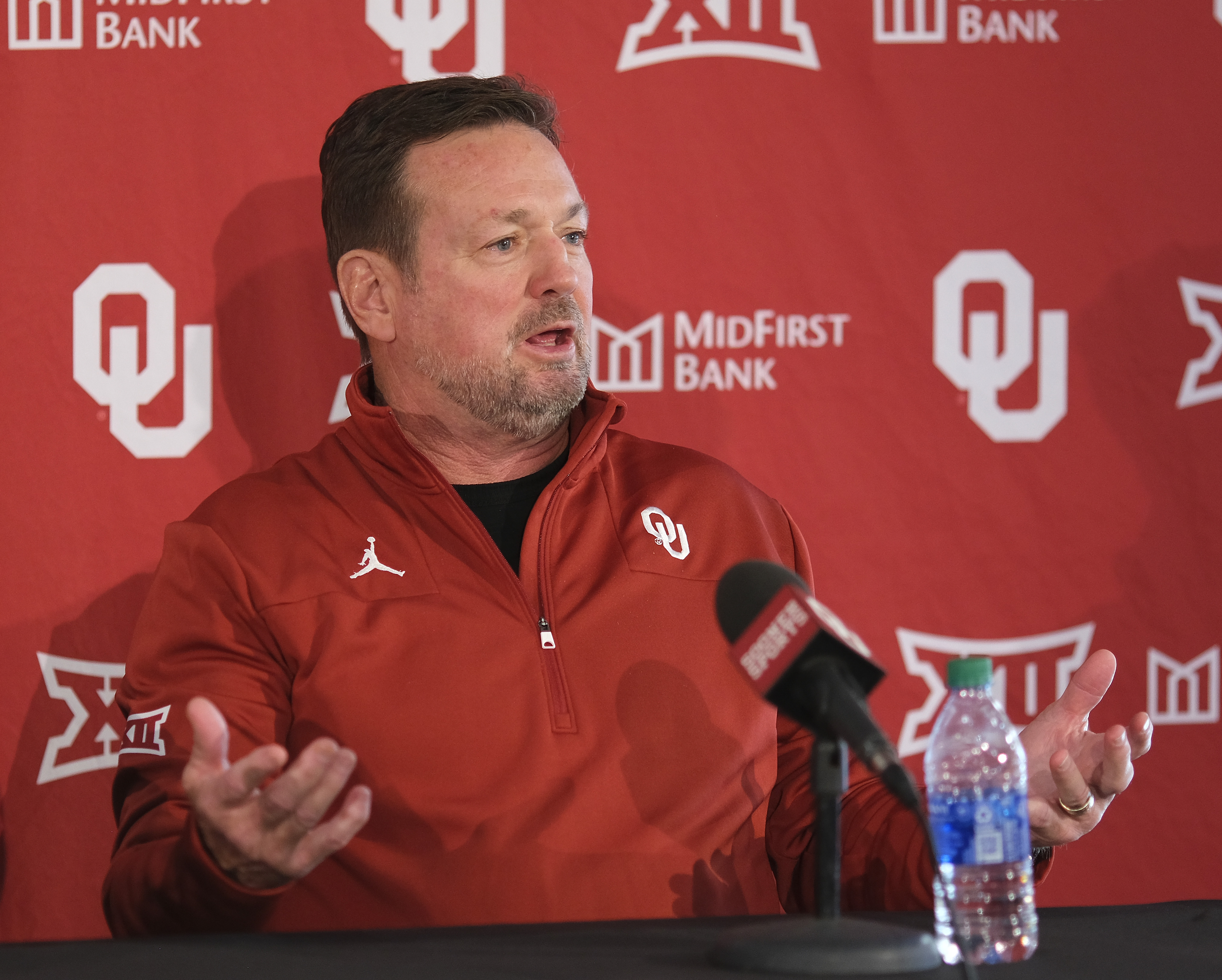 Oklahoma President: Bob Stoops Refused Pay - Sports Illustrated ...