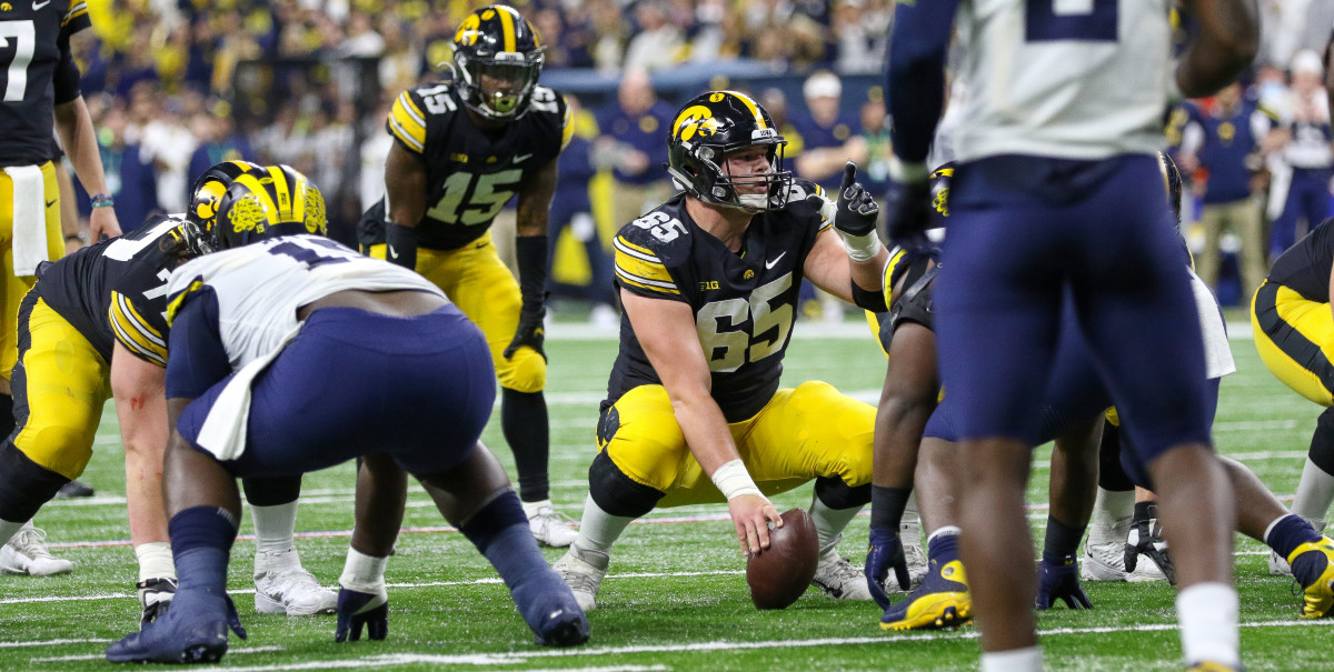 Tyler Linderbaum 1st-Team AP All-American - Sports Illustrated Iowa ...