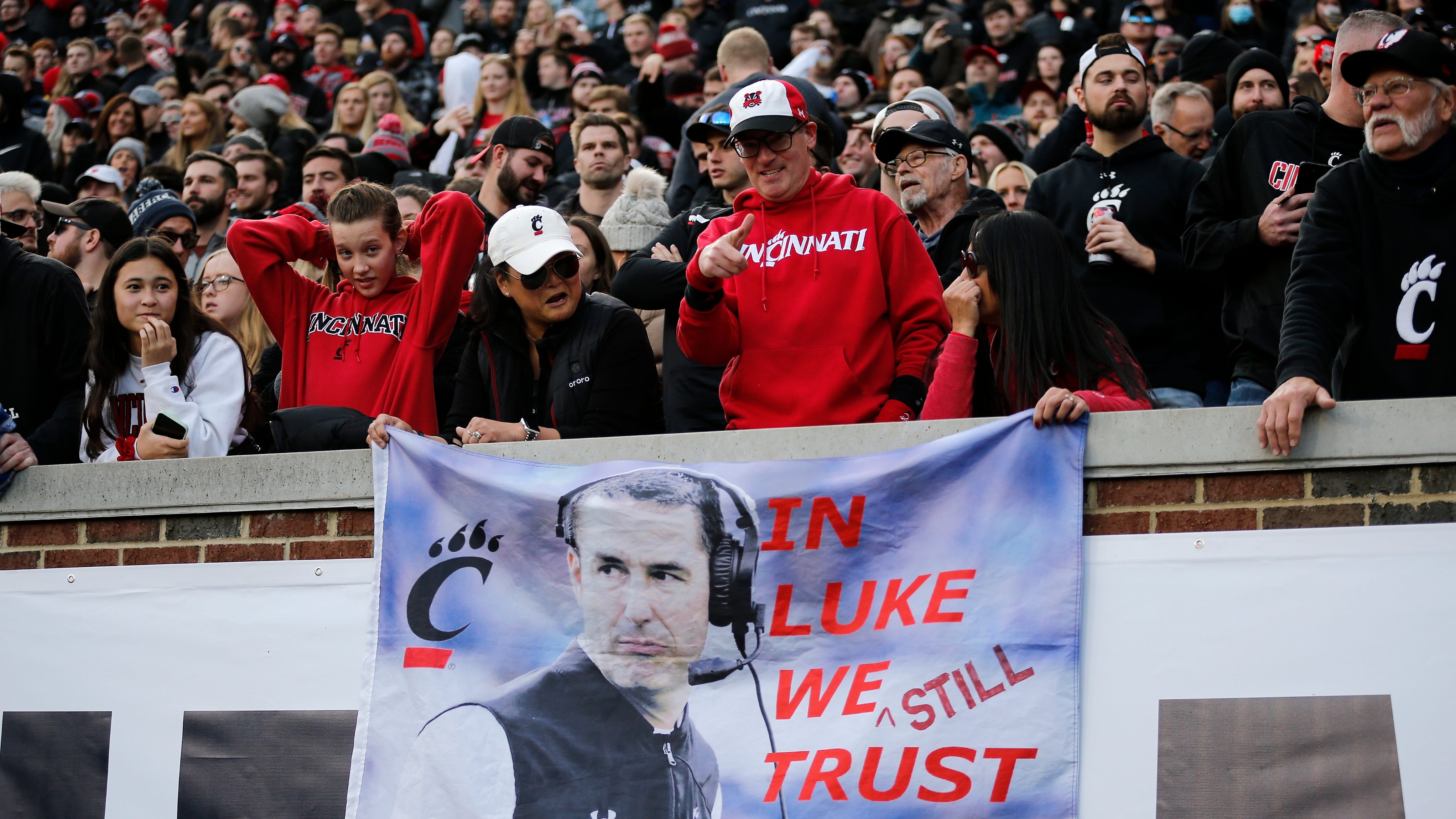 Cincinnati fans storm field after Bearcats cap unbeaten season (video ...