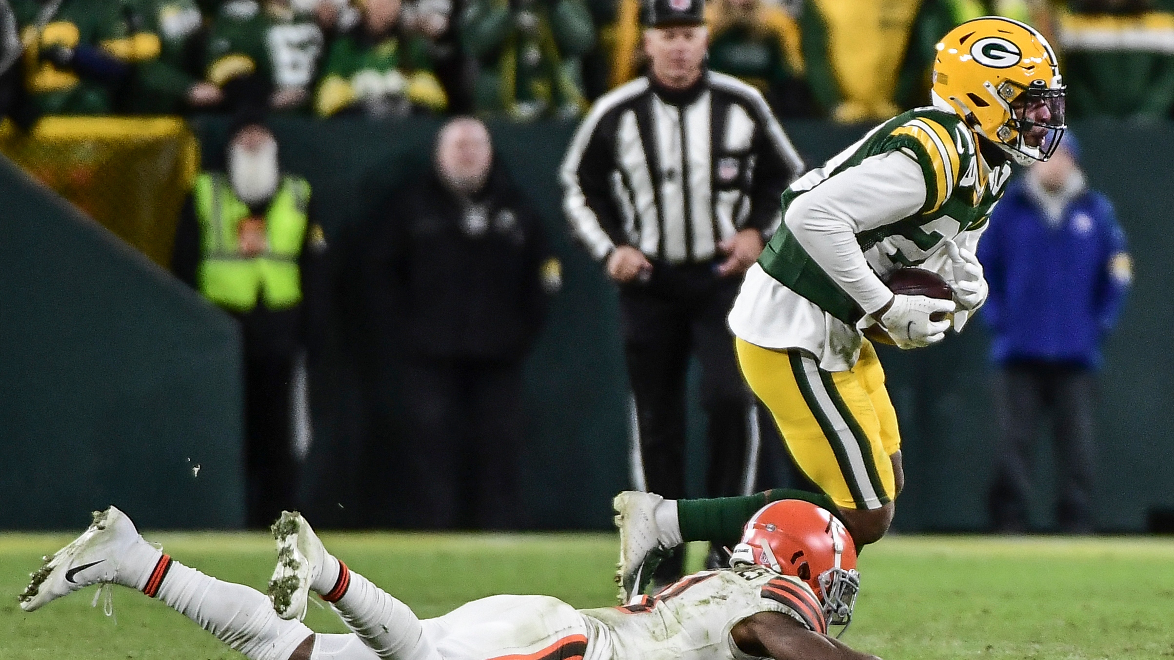 Packers beat Browns after controversial last-minute interception - Sports Illustrated