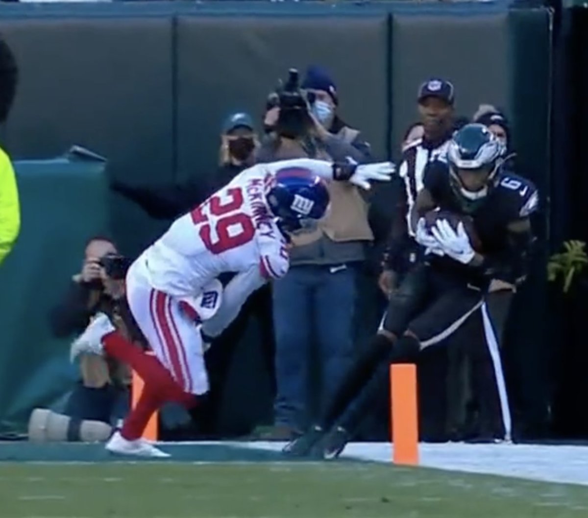 Another How-Did-He-Catch-That Moment for Philadelphia Eagles WR DeVonta ...