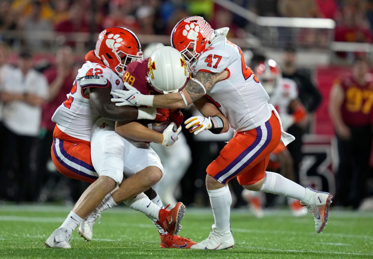 Clemson Tigers' linebacker injured in the first half - Sports ...
