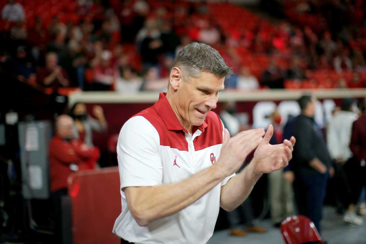 WATCH: Oklahoma HC Porter Moser Previews Texas - Sports Illustrated ...