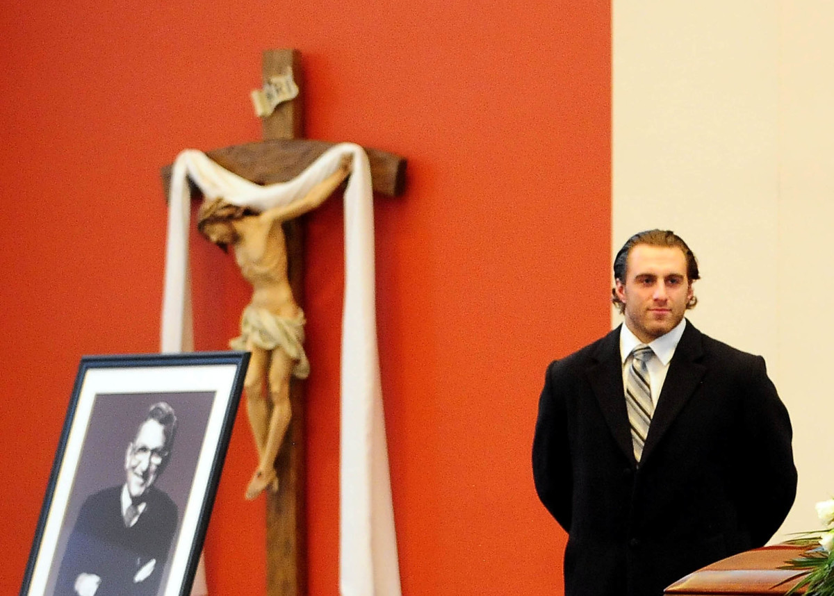 Joe Paterno Dead In Cofin