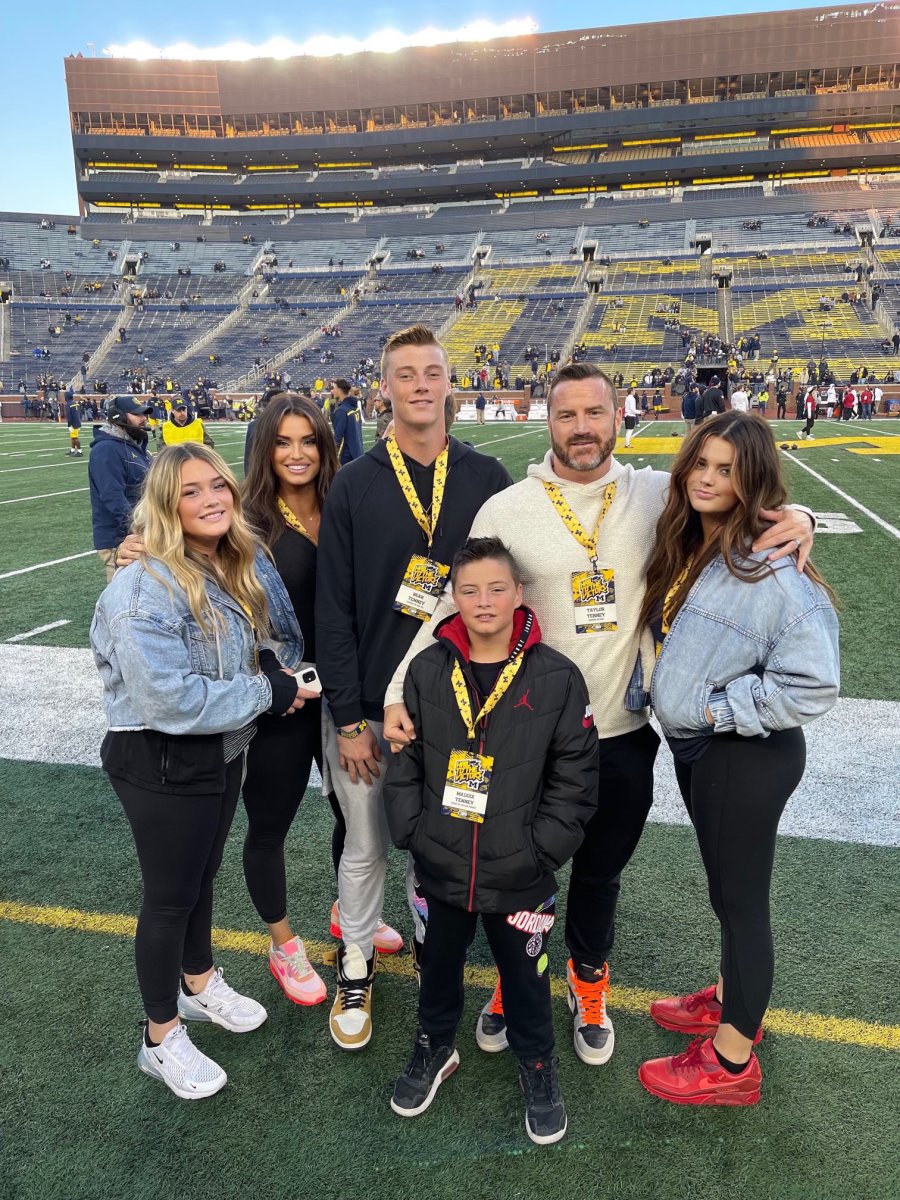 Huskies Offer Young Arizona TE Named Bear - Sports Illustrated ...