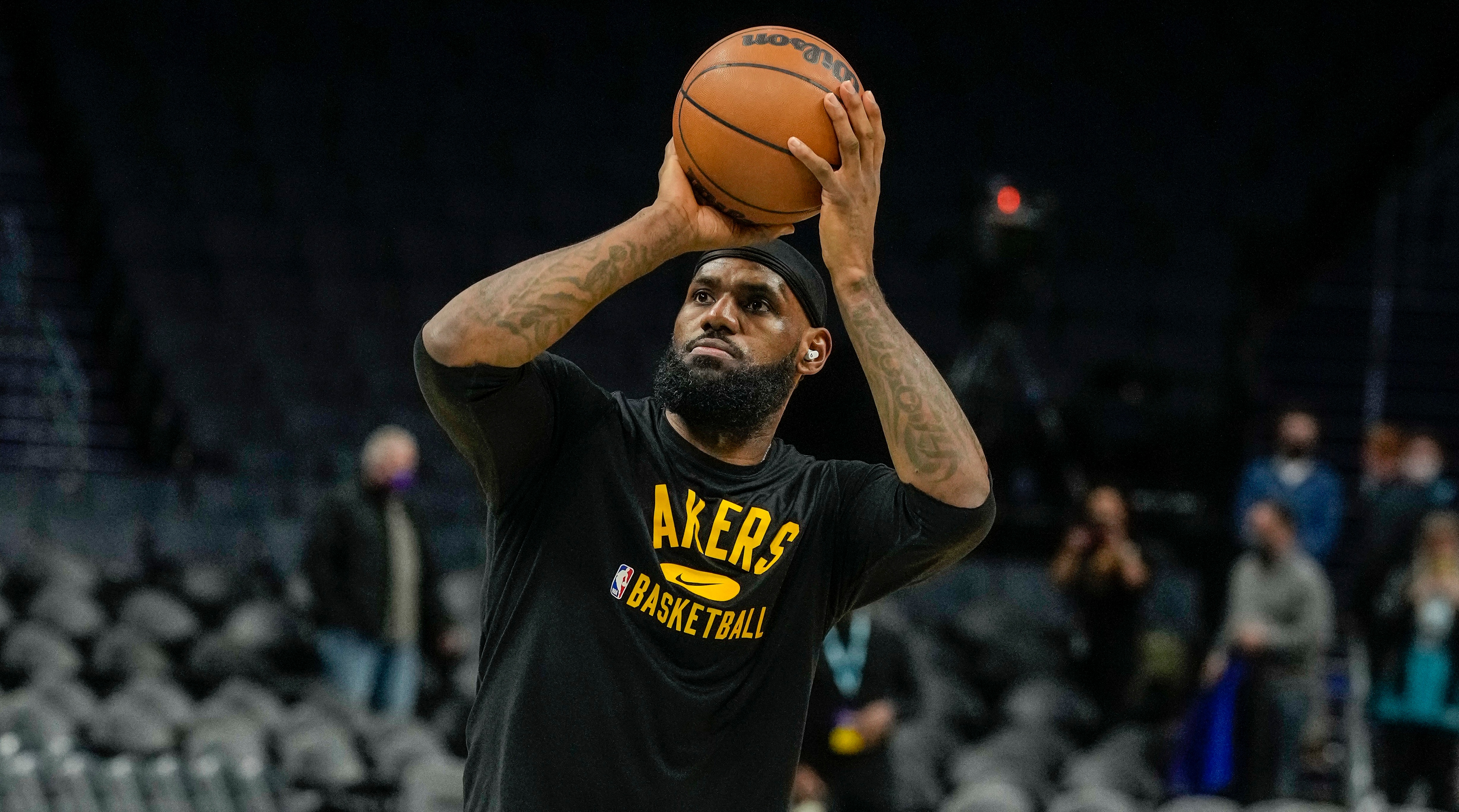 LeBron James injury update: Lakers star out with 'general swelling' in ...