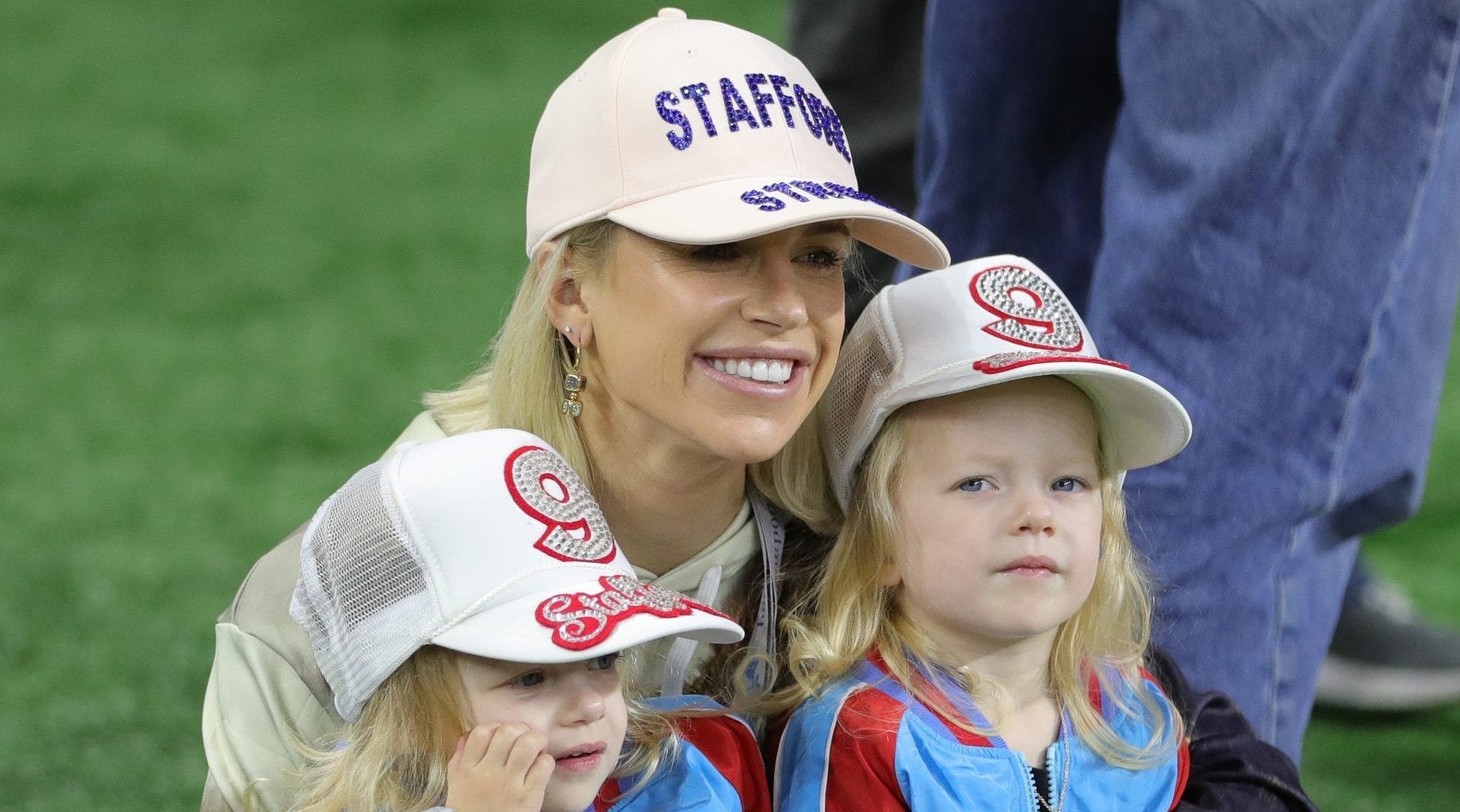 Kelly Stafford, daughter celebrate Matthew Stafford's opening Super ...