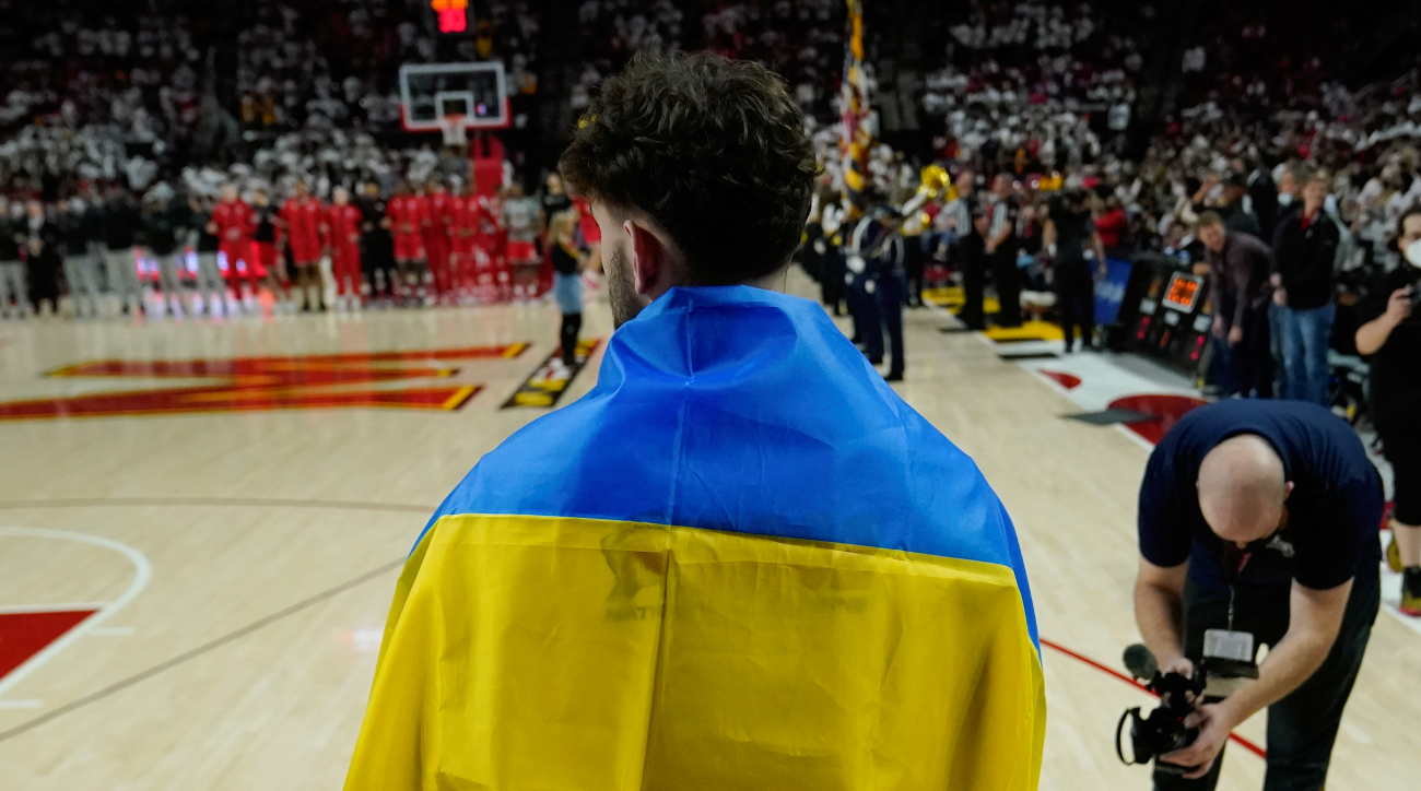 Ukrainian basketball player receives standing ovation from Maryland ...