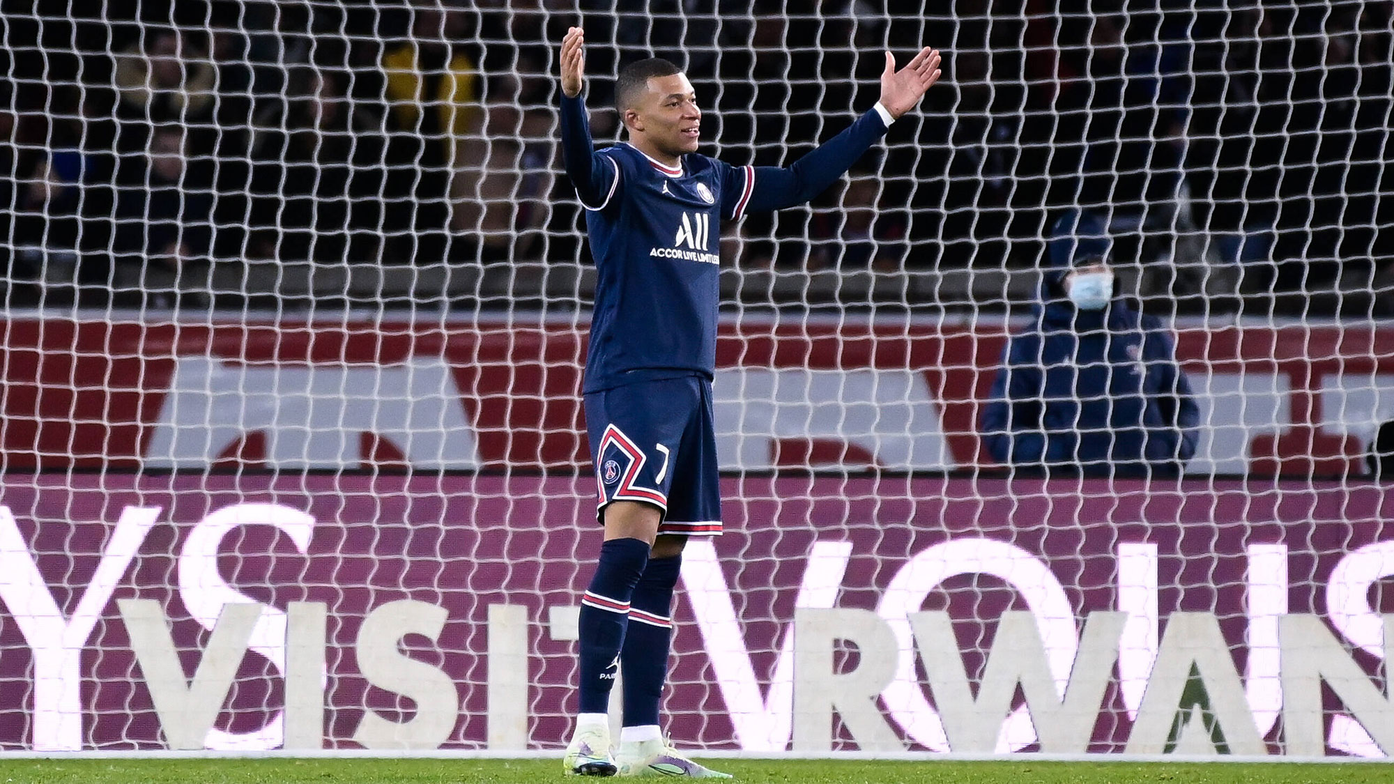 Kylian Mbappe injury: PSG star hurts foot before Real Madrid match ...