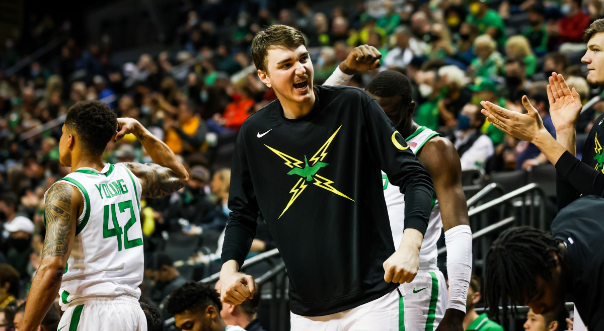 REPORT: Oregon Ducks Men's Basketball Center Isaac Johnson Enters ...