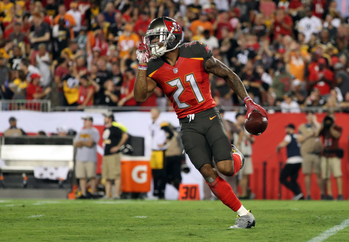 Former Tampa Bay Buccaneer signs with division rival - Tampa Bay ...