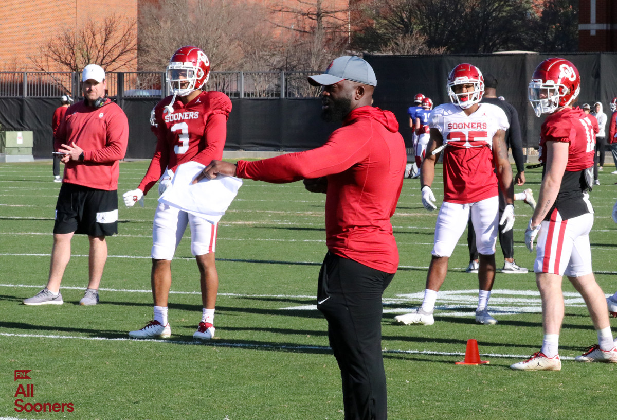 Oklahoma's Jay Valai is Helping His Cornerbacks 'See the Whole Picture ...