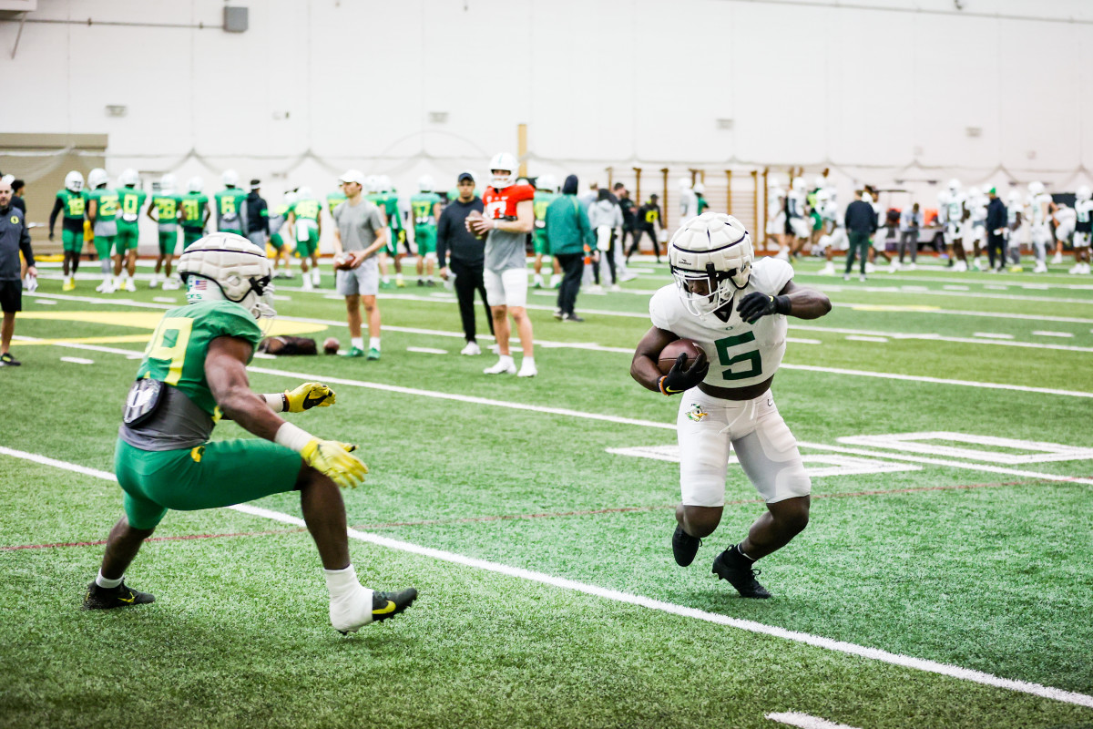 Oregon Ducks Football Running Back Sean Dollars Emerging in Spring ...