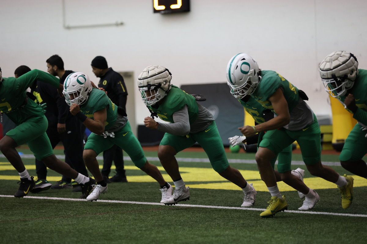 Photo Gallery from Oregon Ducks Football Spring Practice April 19, 2022 ...