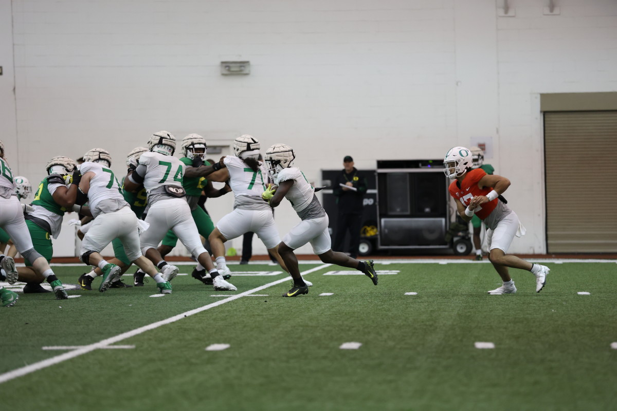 Photo Gallery from Oregon Ducks Football Spring Practice April 19, 2022 ...