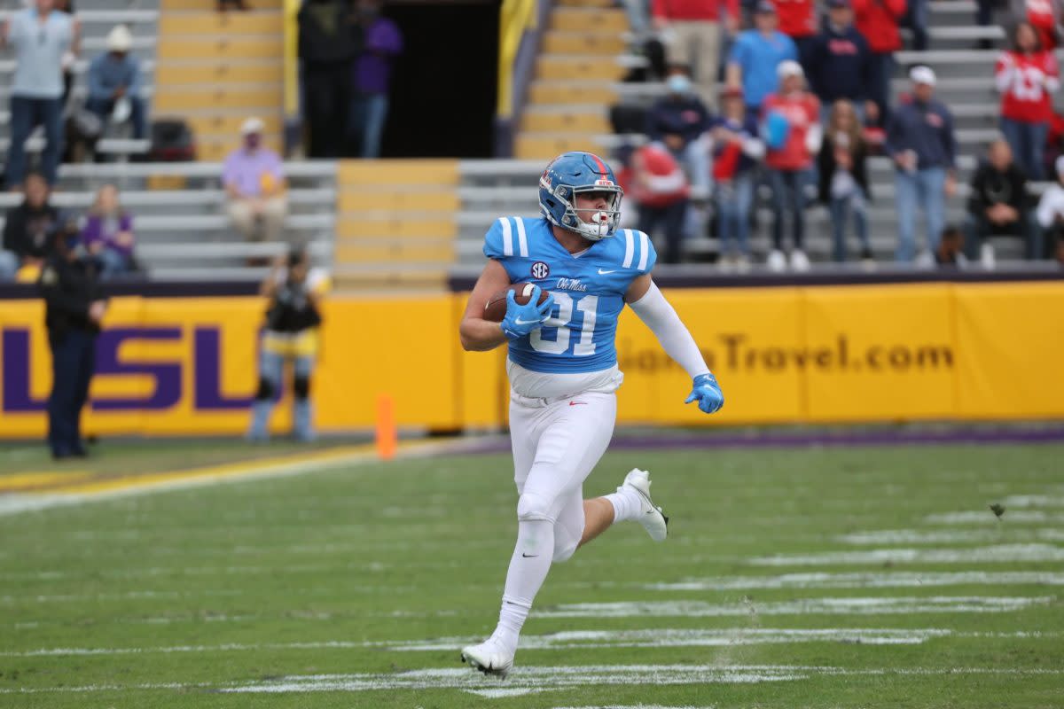 Tight End Casey Kelly 'Just Plays Hard' During Position Competition at ...