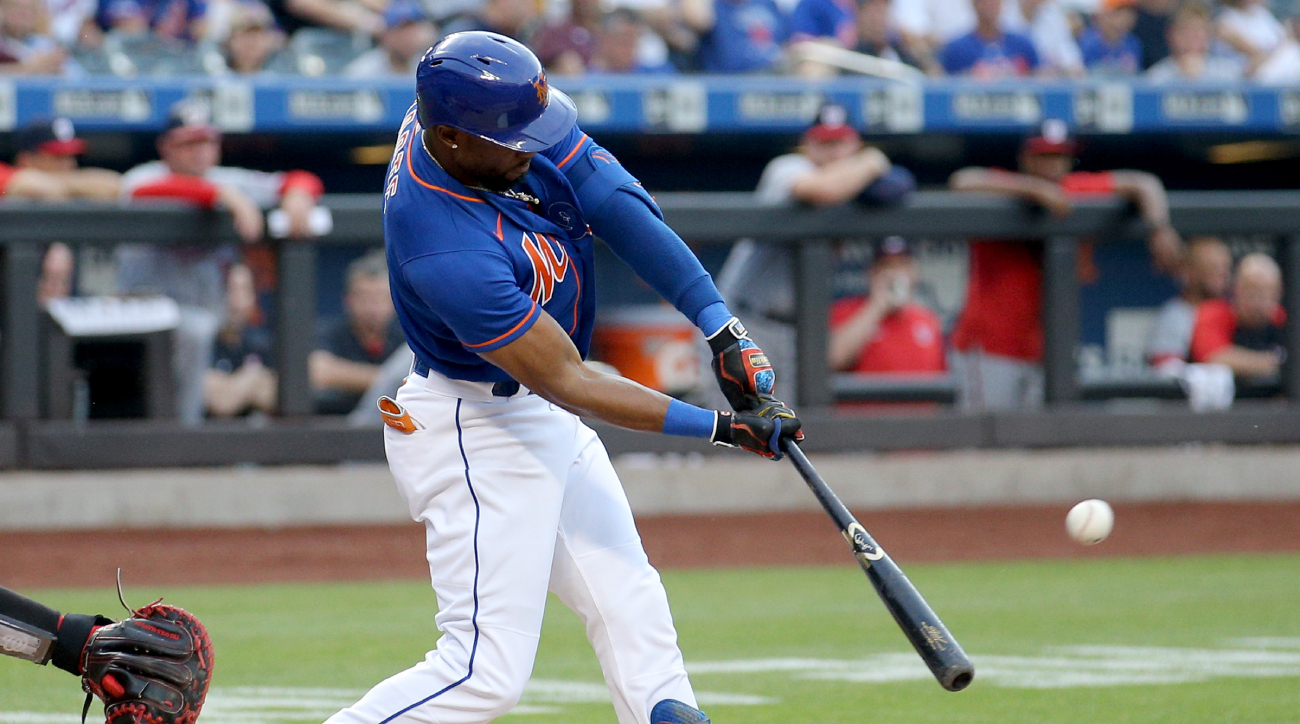 Fan at Mets Game Makes Unreal Home Run Catch While Holding Toddler ...
