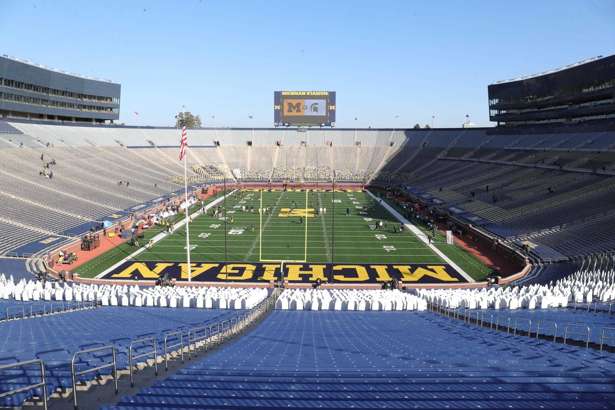 Michigan Sets Night-time Kickoff for Husky Visit - Sports Illustrated ...