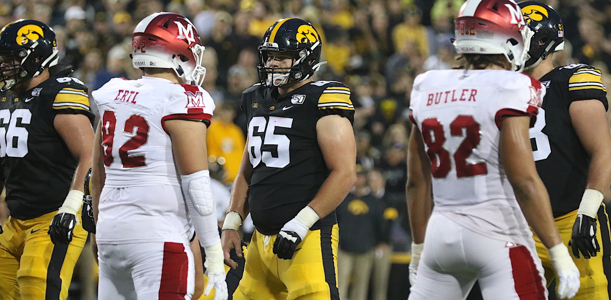 Tyler Linderbaum in Running for Top Awards - Sports Illustrated Iowa ...