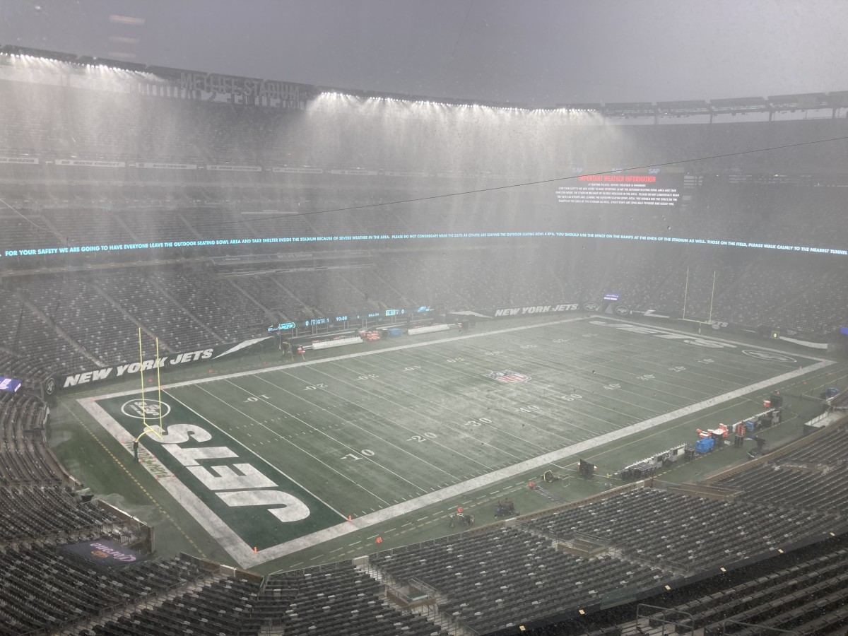 Philadelphia Eagles C Jason Kelce Takes MetLife Stadium Field as Storm ...