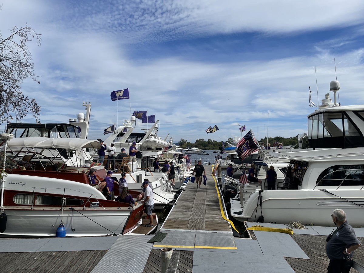 Husky Stadium Welcomes Late-Arriving Crowd - Sports Illustrated ...