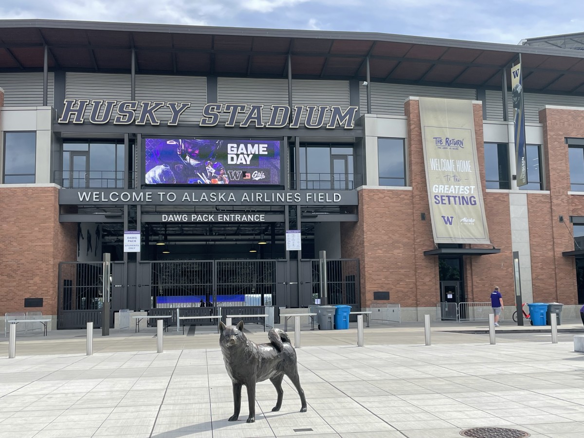 Husky Stadium Welcomes Late-Arriving Crowd - Sports Illustrated ...