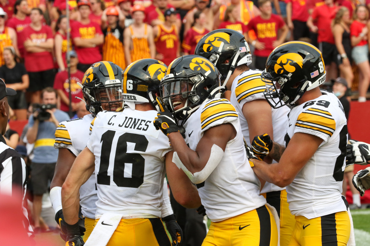 Game Story: Hawkeyes Keep it Going - Sports Illustrated Iowa Hawkeyes ...