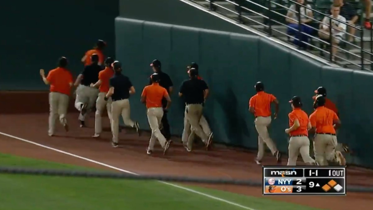 Grounds crew ejection: Umpire tosses Orioles grounds crew vs. Yankees ...