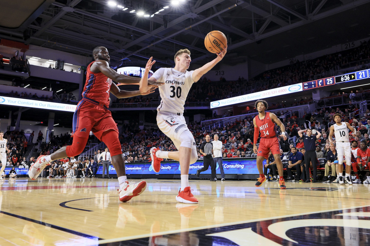 Three Man Weave: UC Destroys NJIT 86-60 For Second-Straight Blowout - All Bearcats
