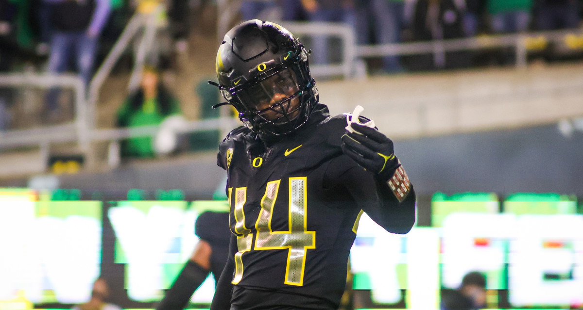 Oregon Ducks Defensive End Bradyn Swinson to Enter Transfer Portal ...