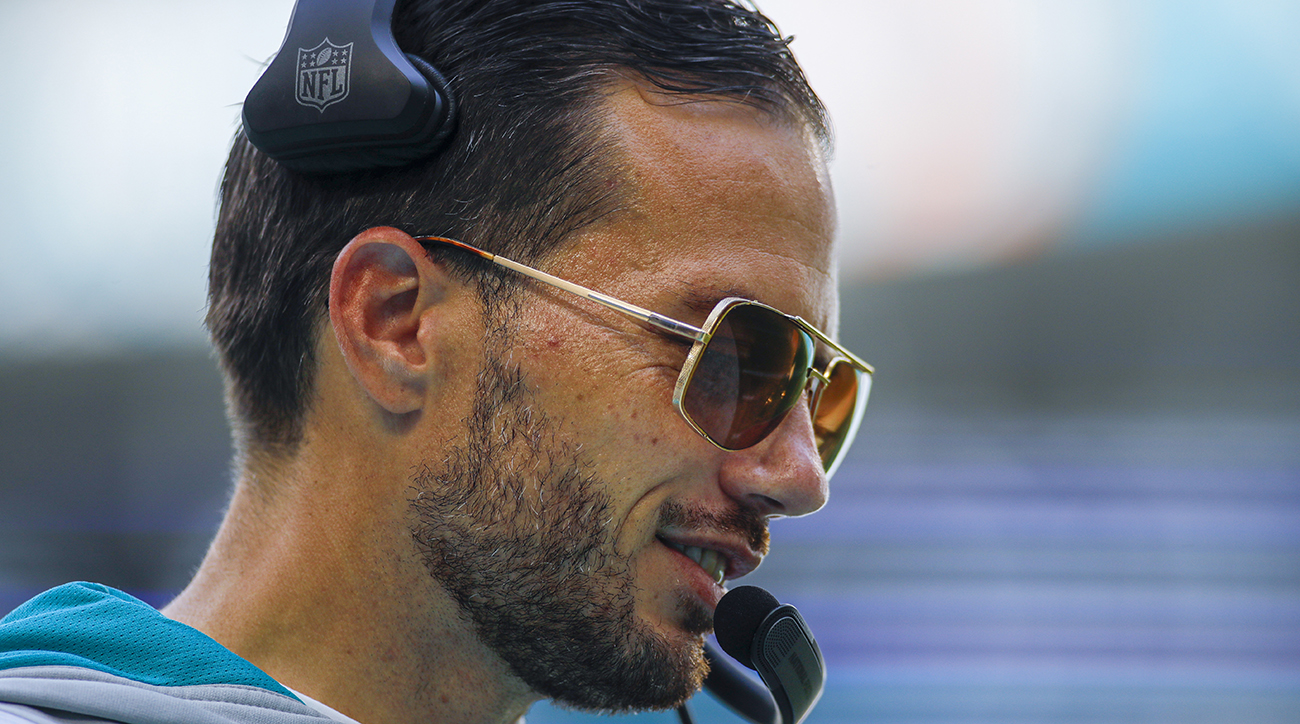 Dolphins’ Mike McDaniel Flouts Buffalo Weather With Witty T-Shirt ...