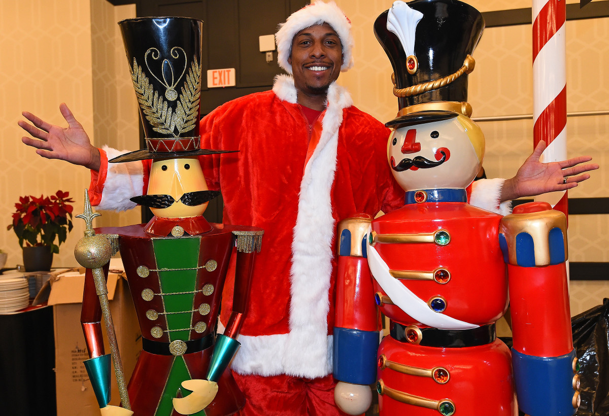 Sports figures in Santa costumes: Athletes, coaches photos - Sports ...