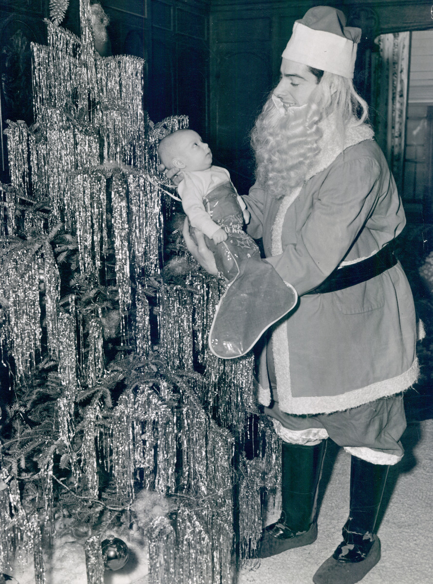 Sports figures in Santa costumes: Athletes, coaches photos - Sports ...