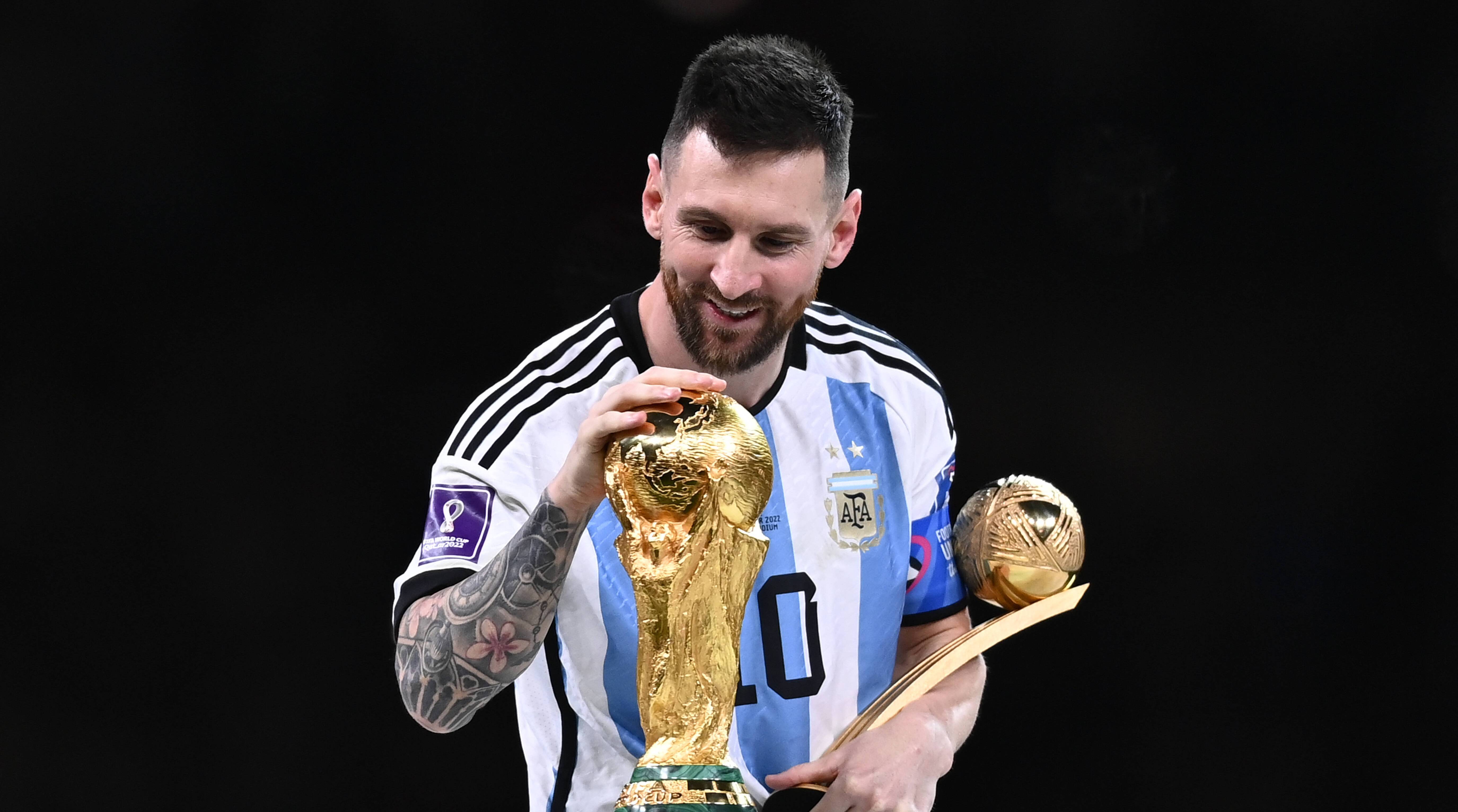 Lionel Messi Embraces Mother After Argentina’s World Cup Victory (Video ...