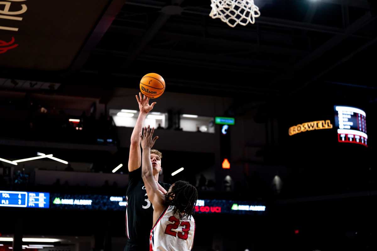 Three Man Weave: Cincinnati Rolls 72-54 Over Antoine Davis, Detroit - All Bearcats