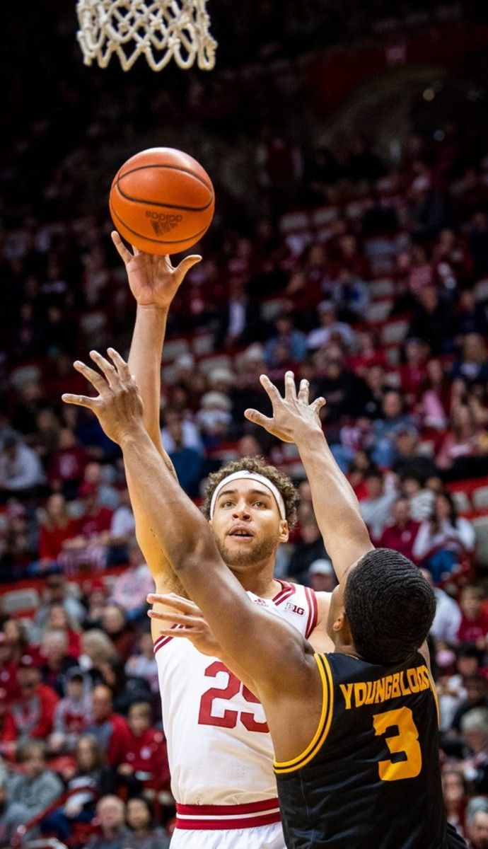 PHOTO GALLERY: Indiana Basketball Holds On to Beat Kennesaw State ...