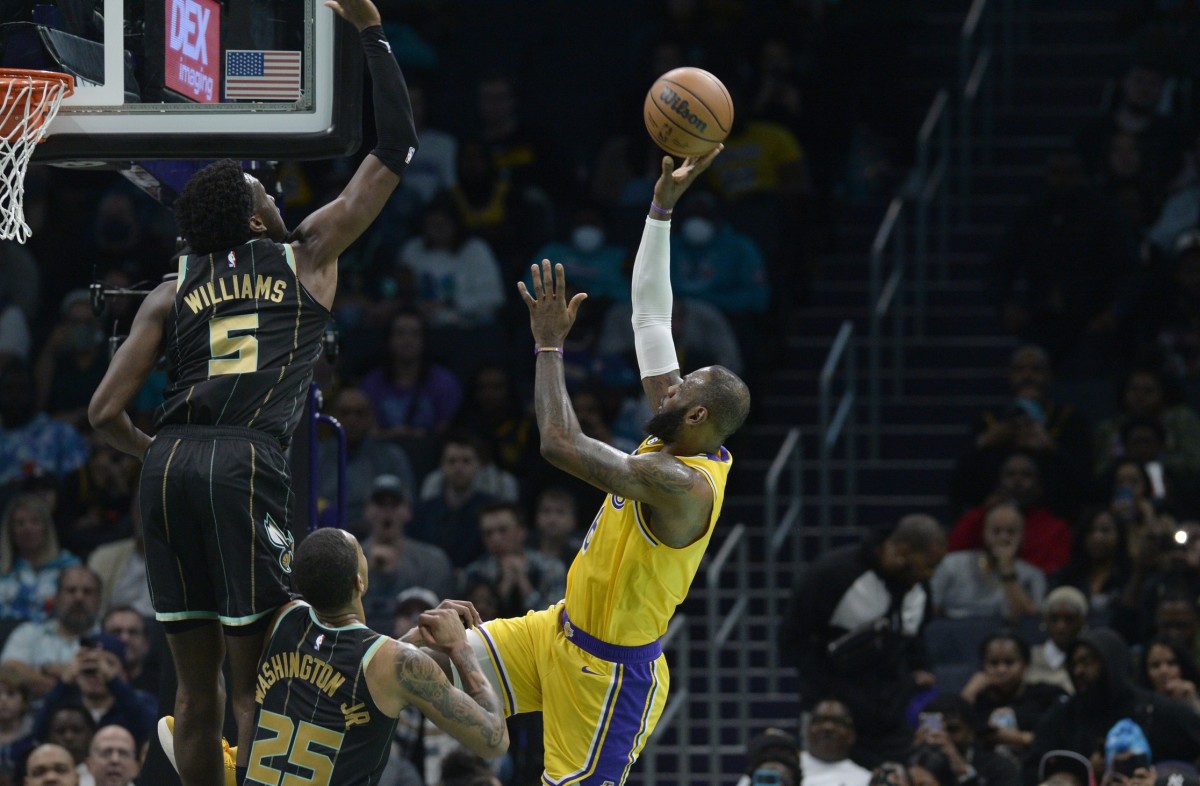 Hornets' Comeback Attempt Falls Short vs Lakers - Sports Illustrated ...