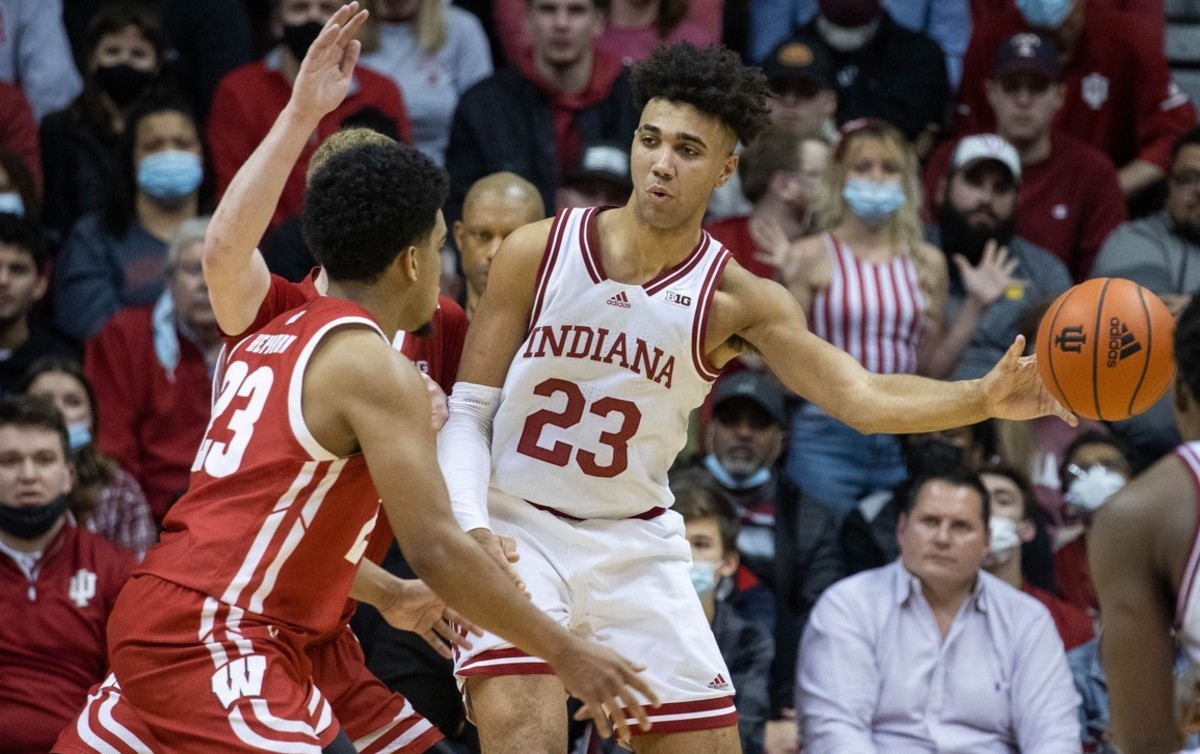 WATCH: Trayce Jackson-Davis Splits Wisconsin Defense With Pass to ...