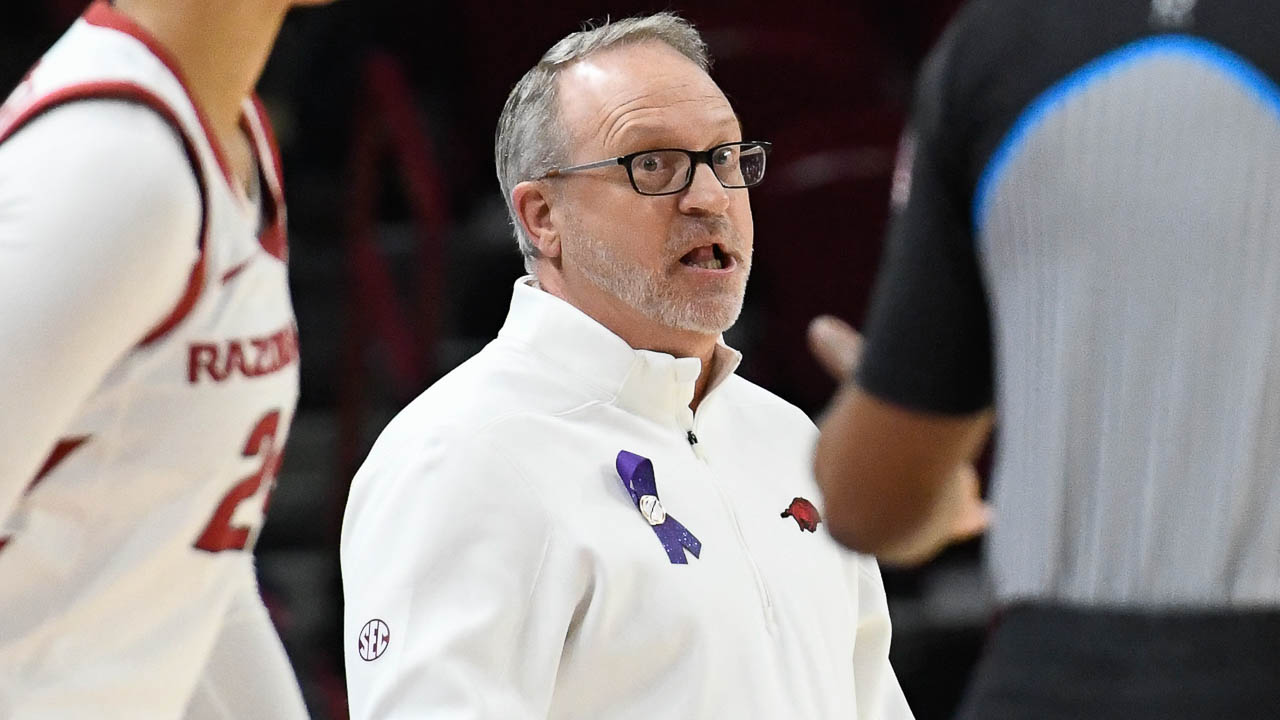 Alabama's late three-pointer hands Razorbacks third straight loss ...