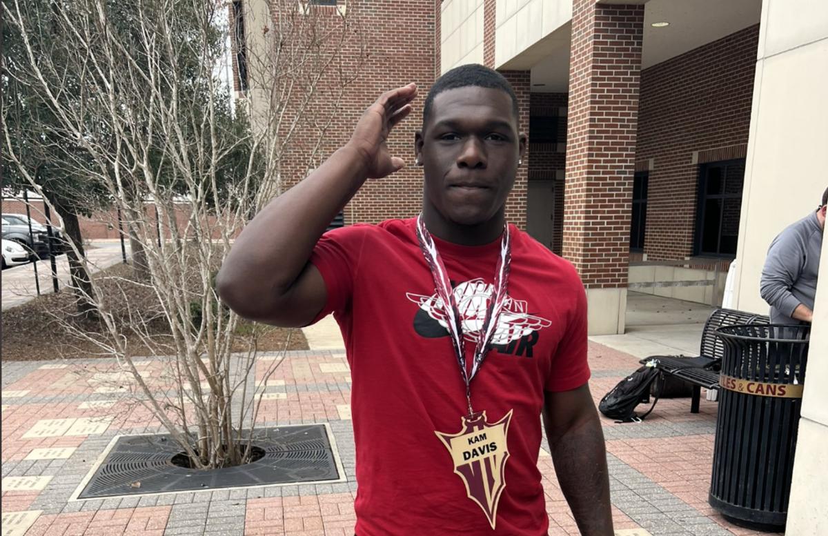 Five-star running back Kam Davis catches up with staff, does some ...