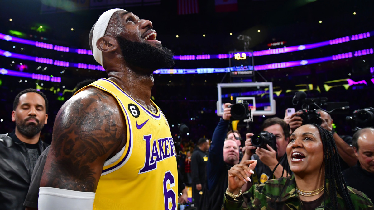 LeBron James breaks Kareem Abdul-Jabbar's scoring record - Sports ...