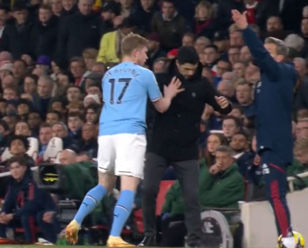Arsenal fan throws beer at Kevin De Bruyne after Mikel Arteta row - Futbol on FanNation