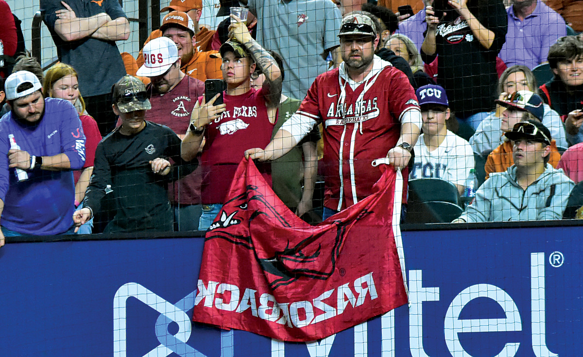 Razorbacks manage to hang on late to not waste Hagen Smith's start ...