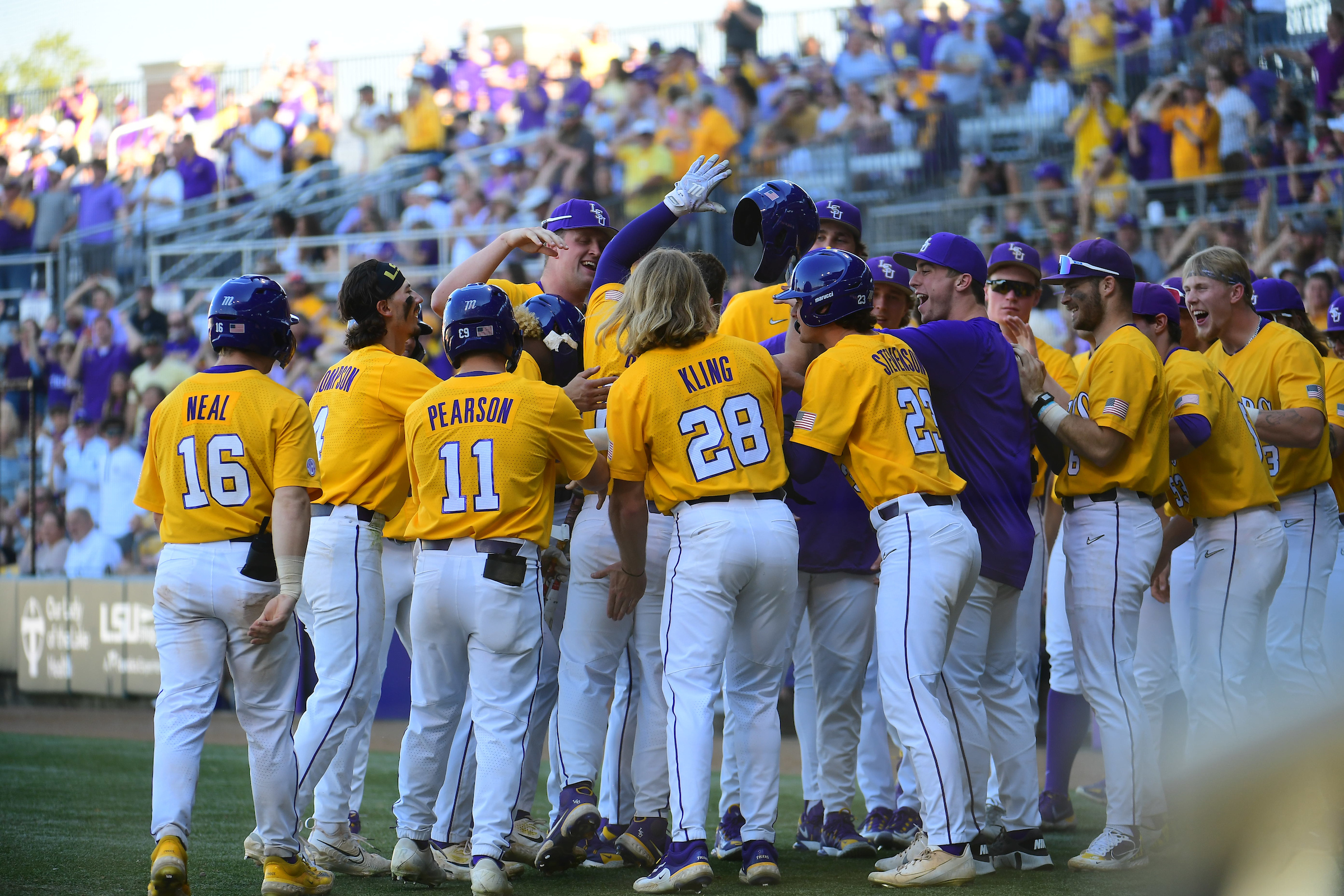 No. 1 LSU Cruises Past Kentucky 16-6 - Sports Illustrated LSU Tigers ...
