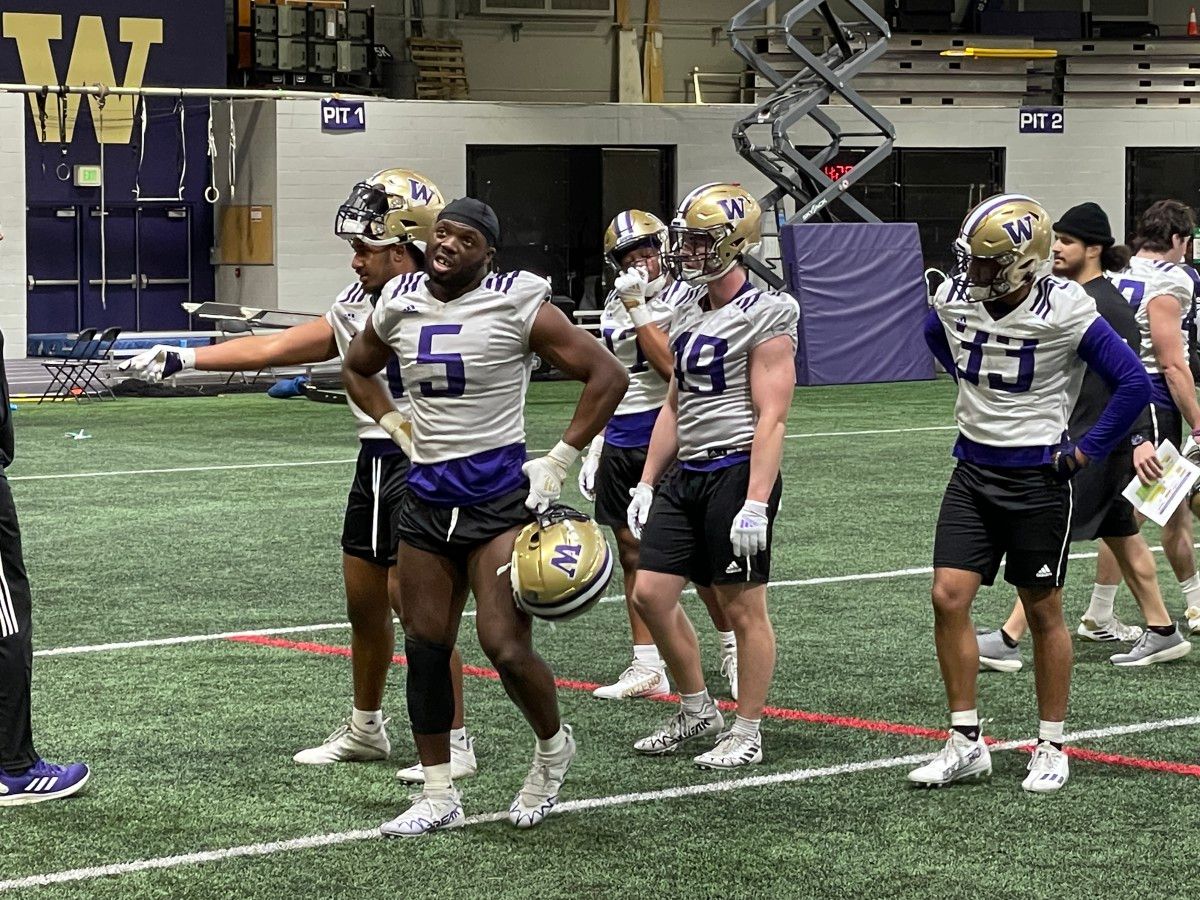 All is Right in the Husky World As Ulofoshio Runs with No. 1 Defense ...