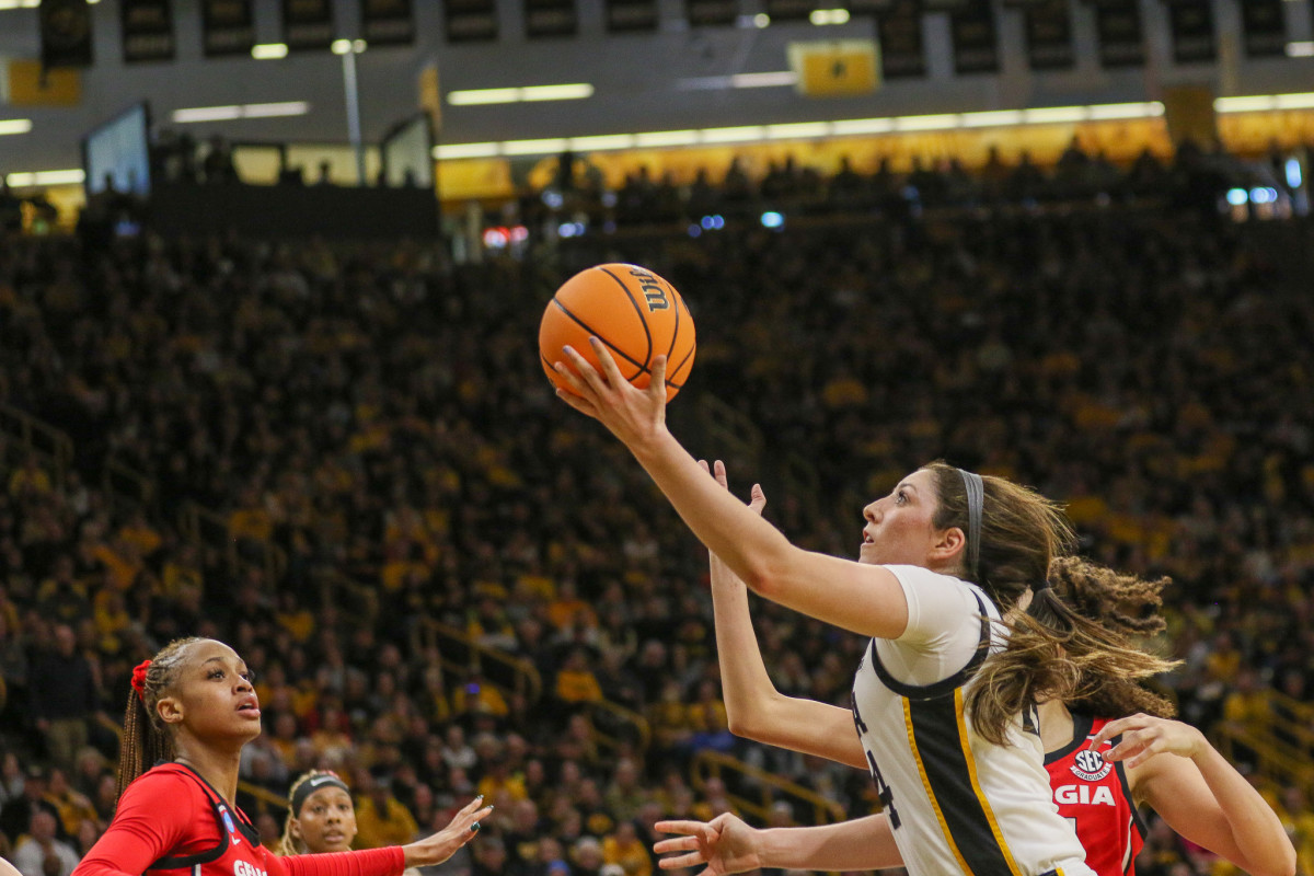 Iowa Advances By Topping Georgia - Sports Illustrated Iowa Hawkeyes ...