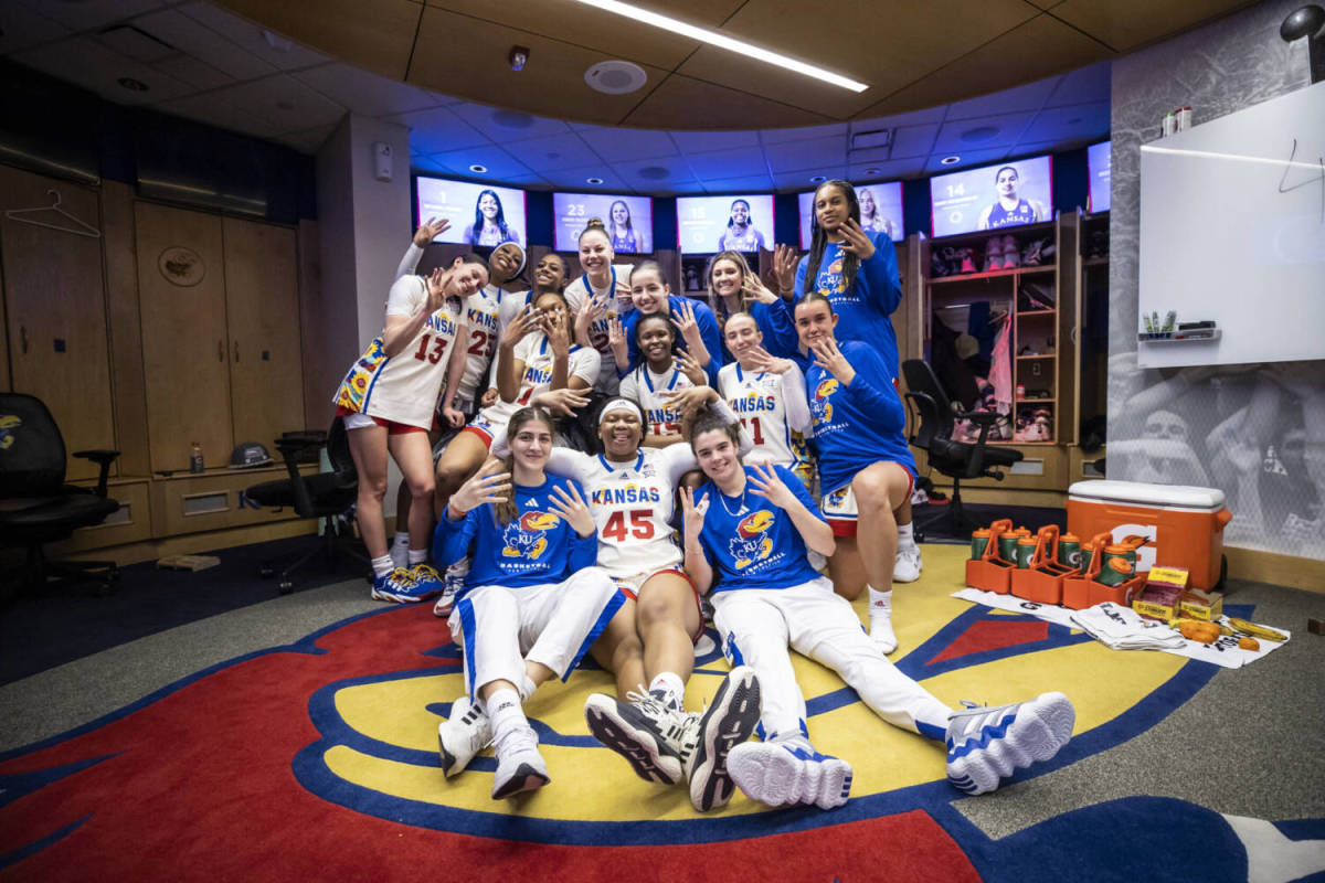 Kansas Jayhawks defense smothers Washington Huskies for 61-36 victory ...