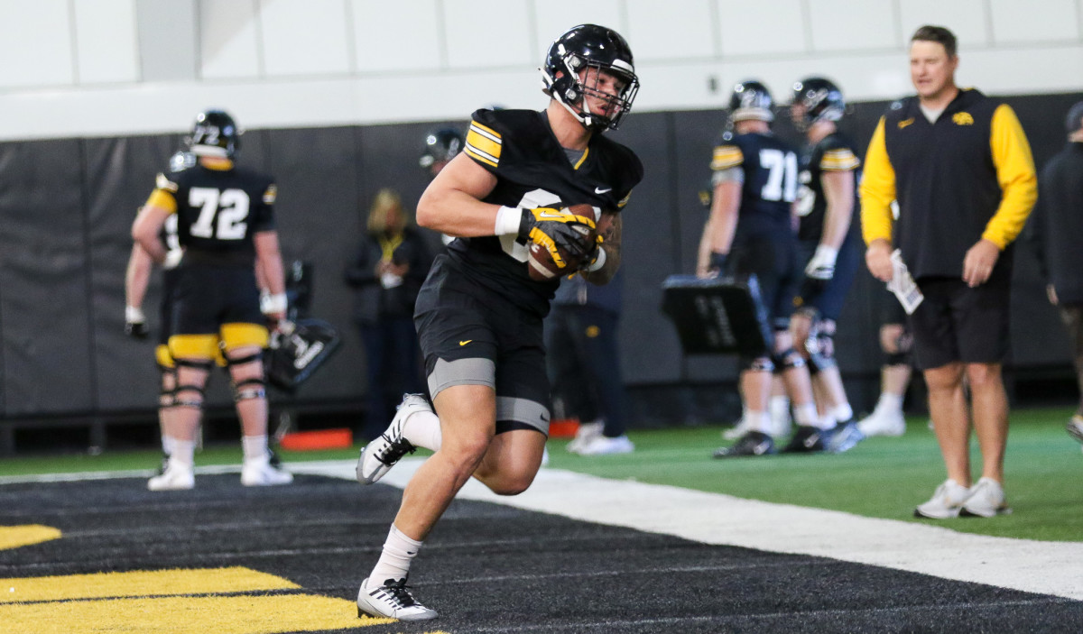 Erick All Fitting in Well at Iowa - Sports Illustrated Iowa Hawkeyes ...